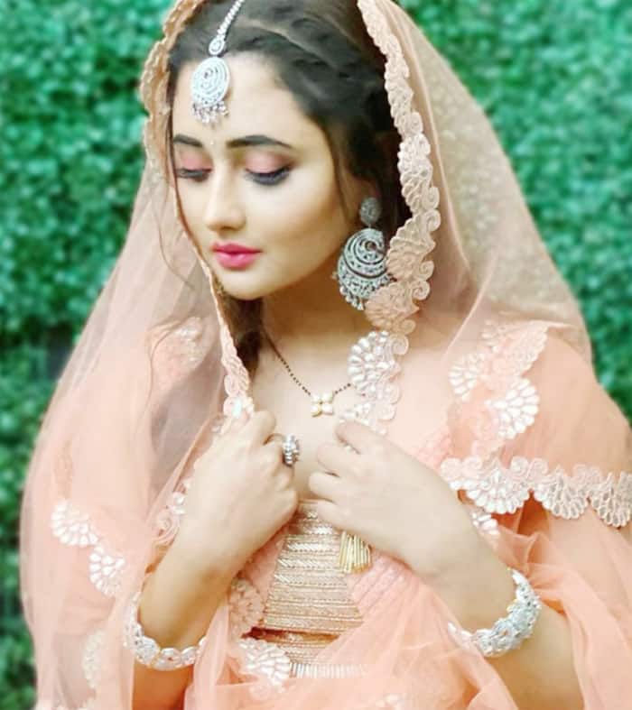 Rashami Desai Flaunts Her Gorgeous Ethnic Avatar in Her Latest Photoshoot