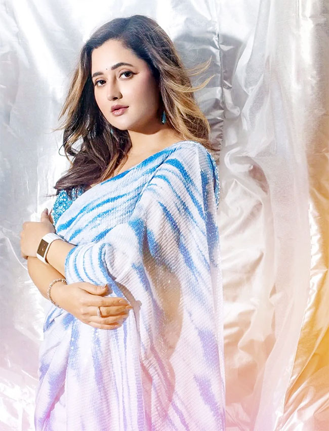 Rashami Desai Looks Jaw Dropping in Blue Saree