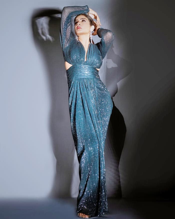 Raveena Tandon's 'Mast-Mast' Blue Look at Awards Show is Not For Faint ...