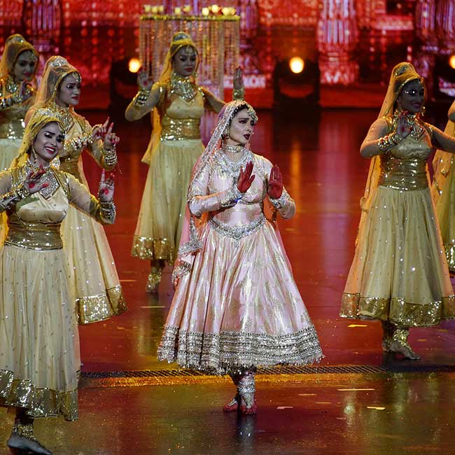 Rekha Performs After 20 Years at IIFA 2018