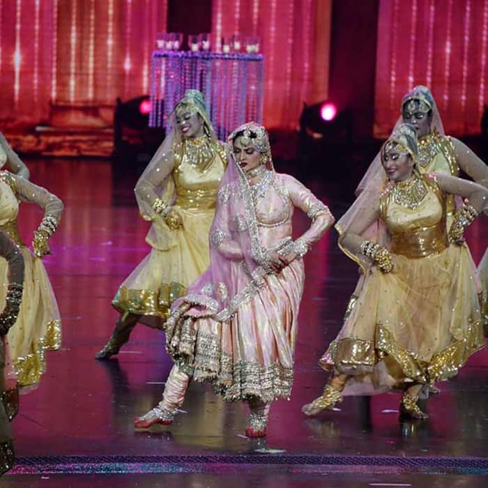 Rekha Leaves Fans Speechless With Her Enchanting Performance at IIFA 2018