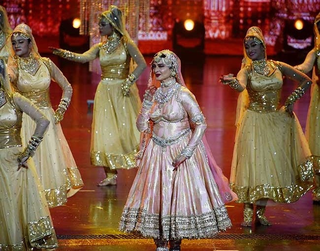 Rekha Leaves Fans Speechless With Her Enchanting Performance