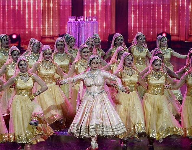 Rekha Performs After 20 Years at IIFA 2018