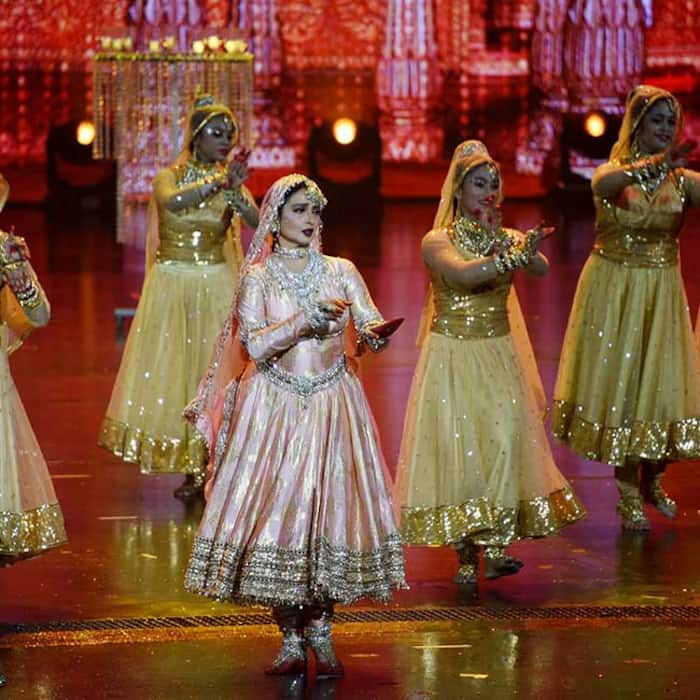 Rekha Leaves Fans Speechless With Her Enchanting Performance at IIFA 2018