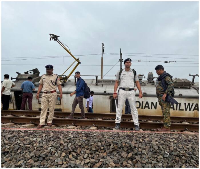 Jharkhand Train Accident: 2 Killed, 20 Injured As Howrah-Mumbai Mail ...