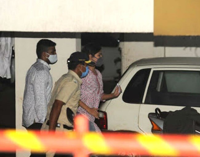 Rhea Chakraborty gets mobbed at the NCB office