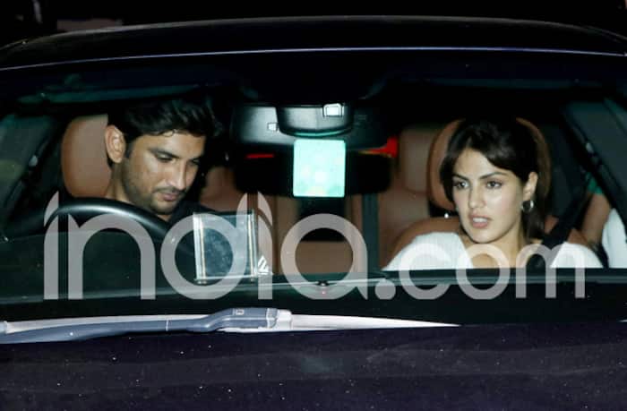 Sushant Singh Rajput-Rhea Chakraborty Pose For Paps on Dinner Date