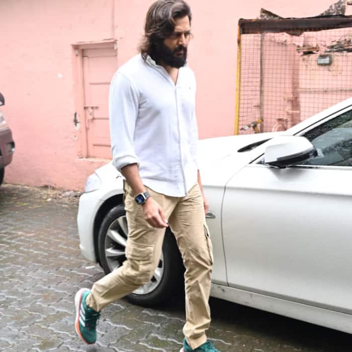 Tishaa Kumar Last Rites: Riteish Deshmukh, Farah Khan, Divya Khosla ...