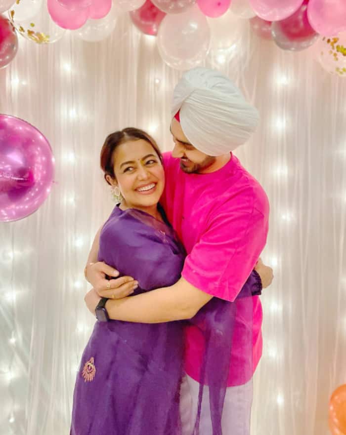 Neha Kakkar-Rohanpreet Singh Look Perfectly In Love As They Share Mushy ...