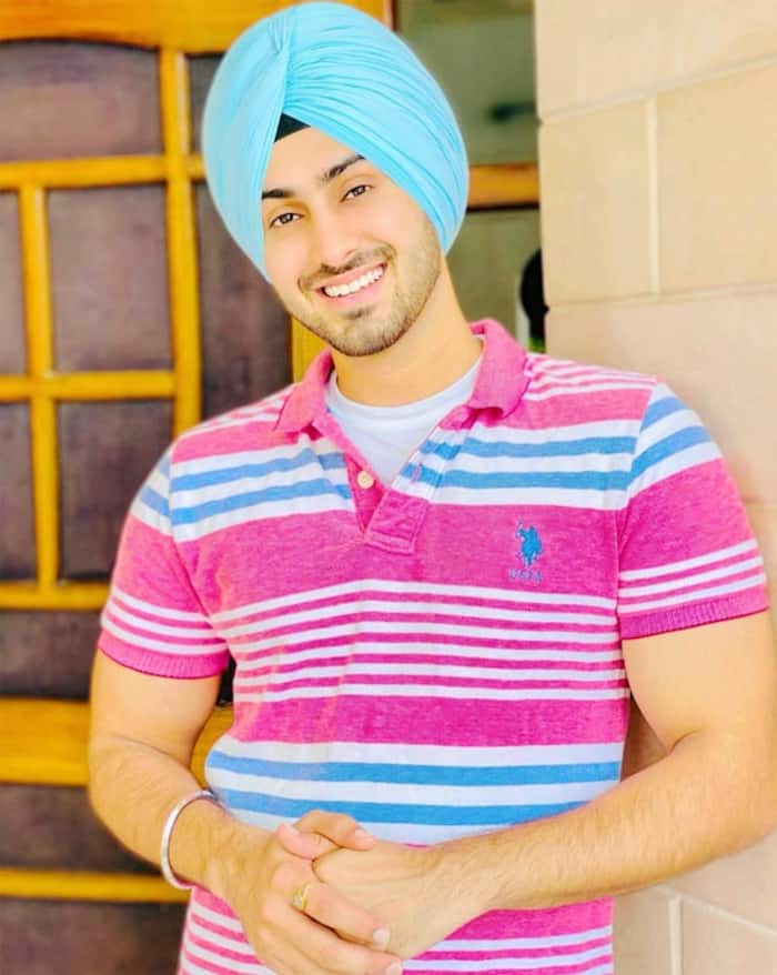 Rohanpreet Singh songs are Taqleef, Pehli Mulaqat, Ainkan Kaliyan, and ...