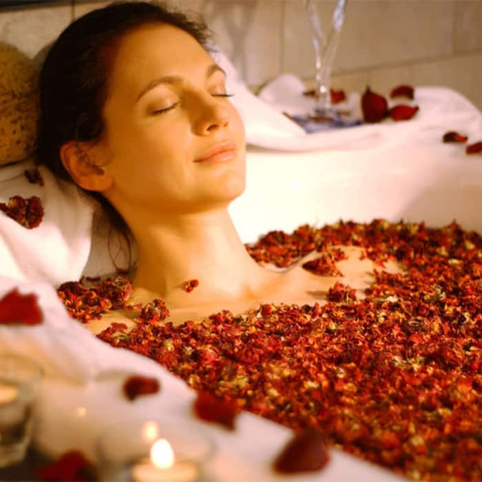 5 awesome reasons to include ROSE WATER in your daily beauty schedule!