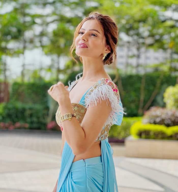 Rubina Dilaik’s smoking hot pics in blue saree