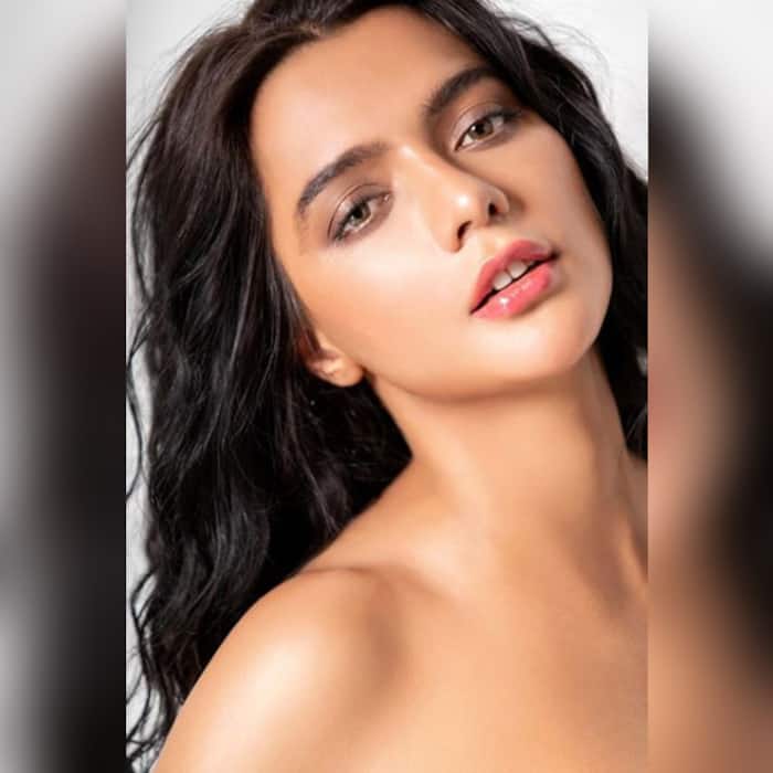 Ruhii Dilip Singh Flaunting Her Sexy Legs