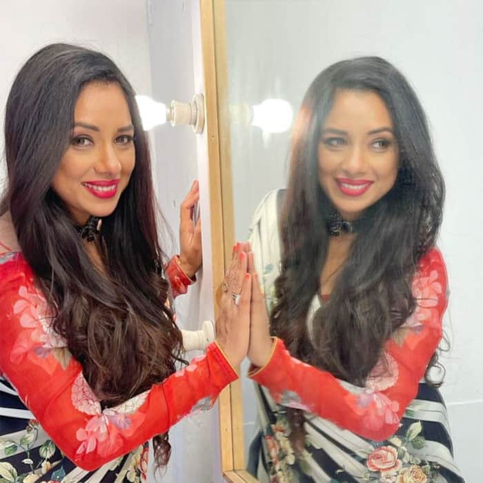 Rupali Ganguly is very attractive! Shies From Camera While Getting Clicked