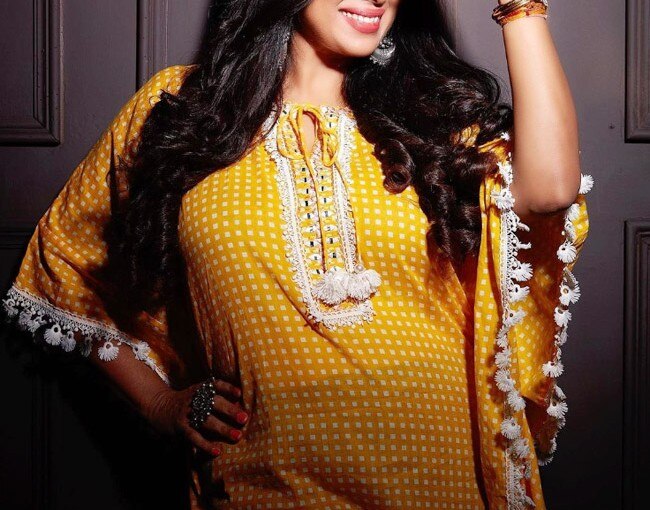 Rupali Ganguly is very attractive! Shies From Camera While Getting Clicked