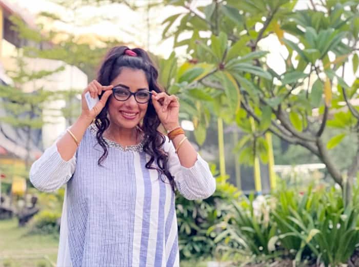 Rupali Ganguly is very attractive! Shies From Camera While Getting Clicked