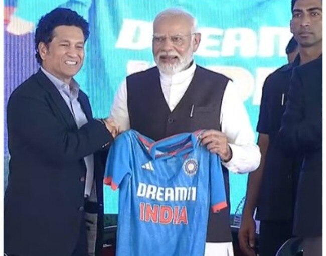 Sachin's Gift to PM Modi