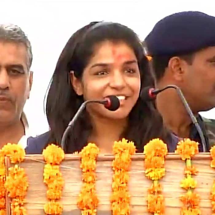 In Pics: Olympic bronze medalist Sakshi Malik receives a grand welcome ...