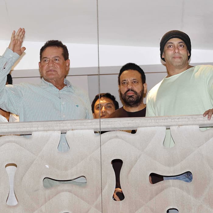 Salman Khan and Salim Khan wish fans Eid at Galaxy apartment, see HQ pics