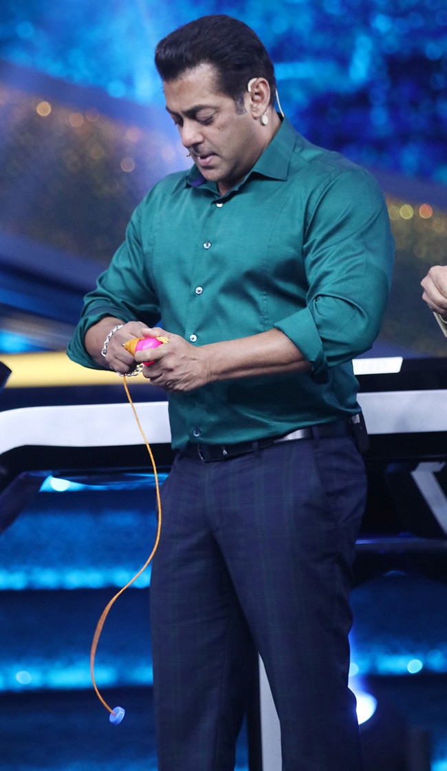 Diljit Dosanjh and Angad Bedi Hug Salman Khan on Dus ka Dum.