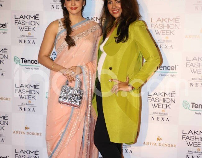 Sameera gets clicked with Isha Koppikar