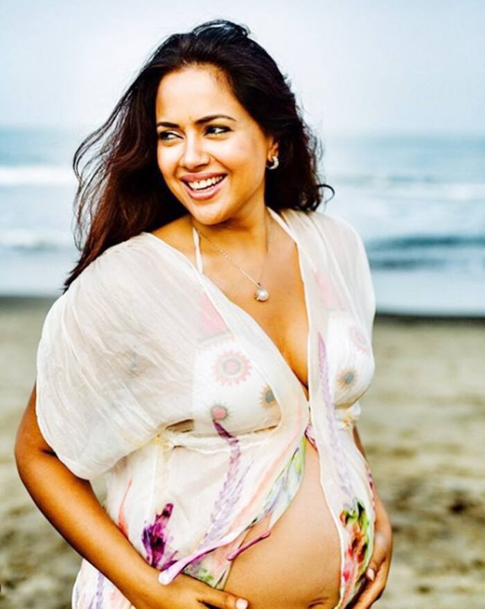 Pregnant Sameera Reddy Flaunts Her Bump In Underwater Photoshoot