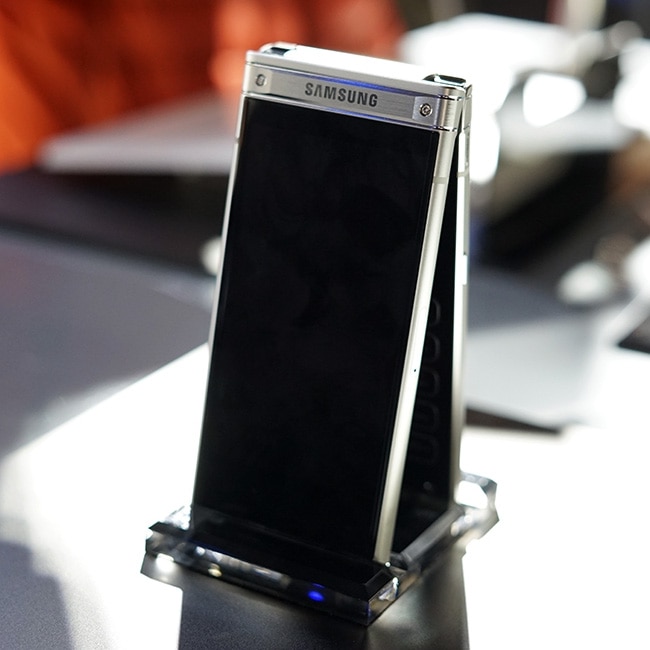 Samsung W2018 flip phone camera