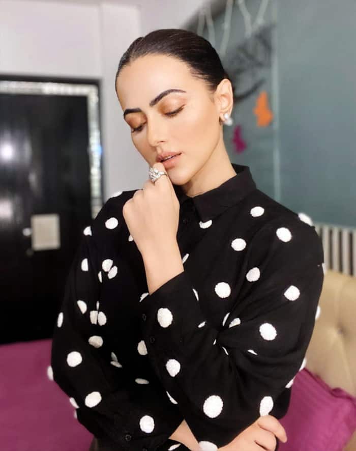 Sana Khan style up in denim wear