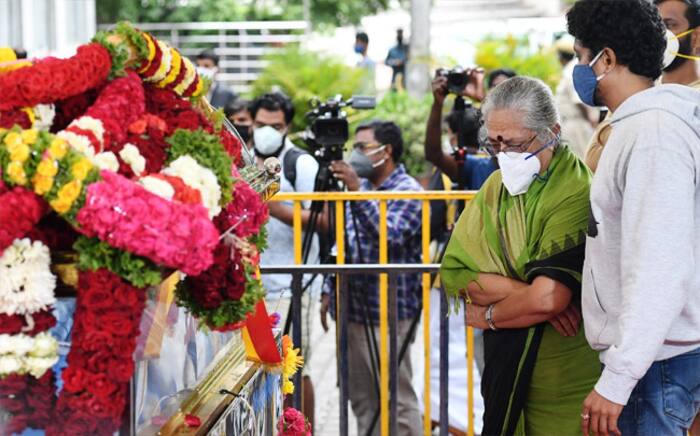 Sanchari Vijay Funeral: Kannada Actor Laid To Rest With State Honours ...