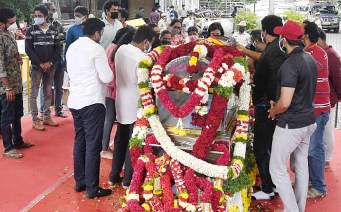 Sanchari Vijay Funeral: Kannada Actor Laid To Rest With State Honours ...