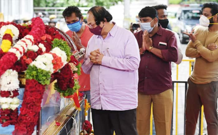 Sanchari Vijay Funeral: Kannada Actor Laid To Rest With State Honours ...