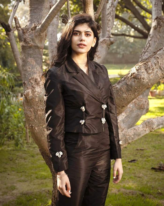 Sanjana Sanghi leaves the internet burning pictures with gorgeous poses