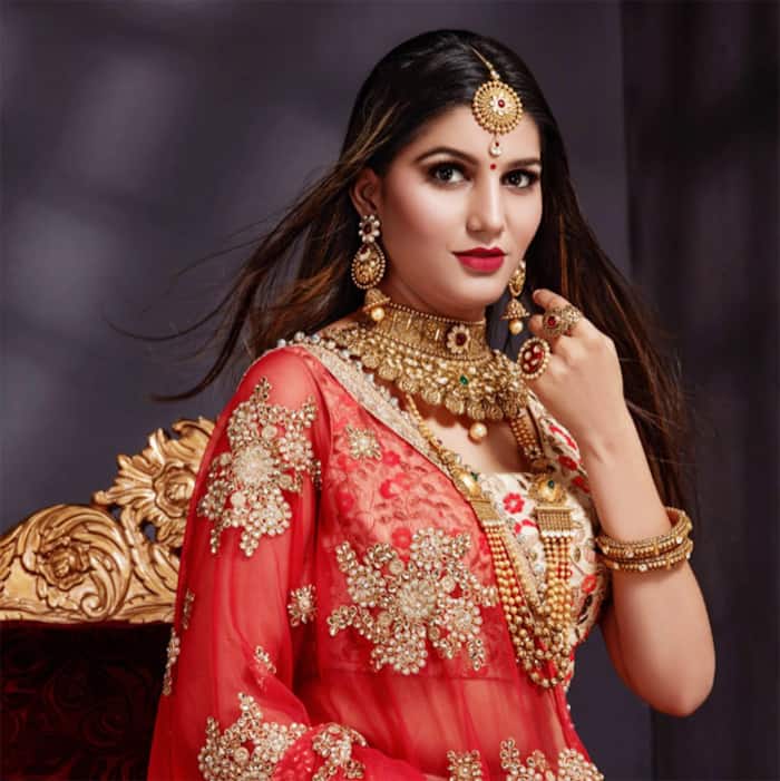 Sapna Choudhary Flaunts Sexy Thumkas on Teri Aakhya Ka Yo Kajal