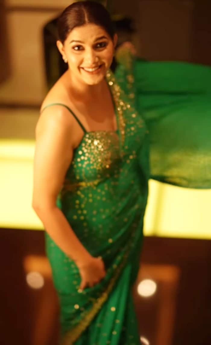 Sapna Choudhary Sizzles in Hot Green Blouse And Matching Saree, Pics