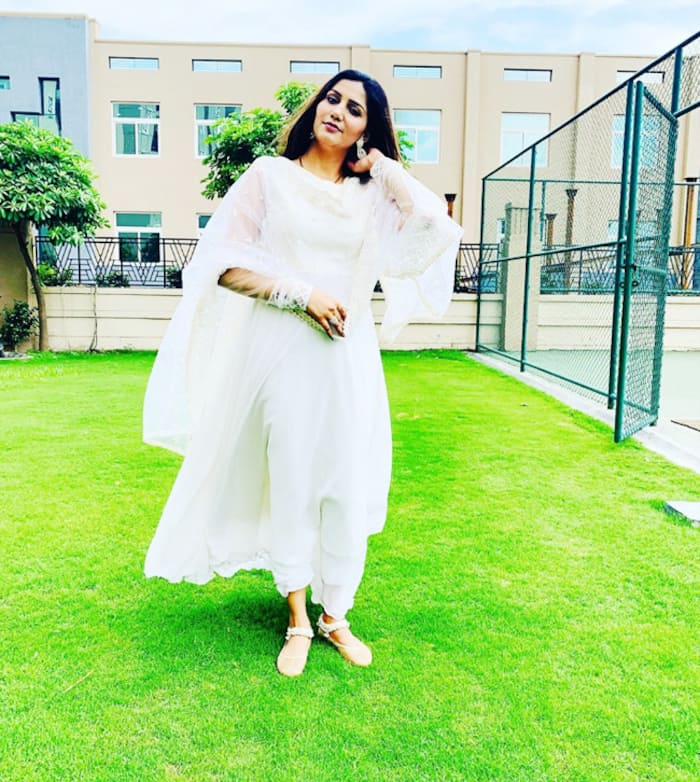 Sapna Choudhary Flaunts Sexy Thumkas on Teri Aakhya Ka Yo Kajal