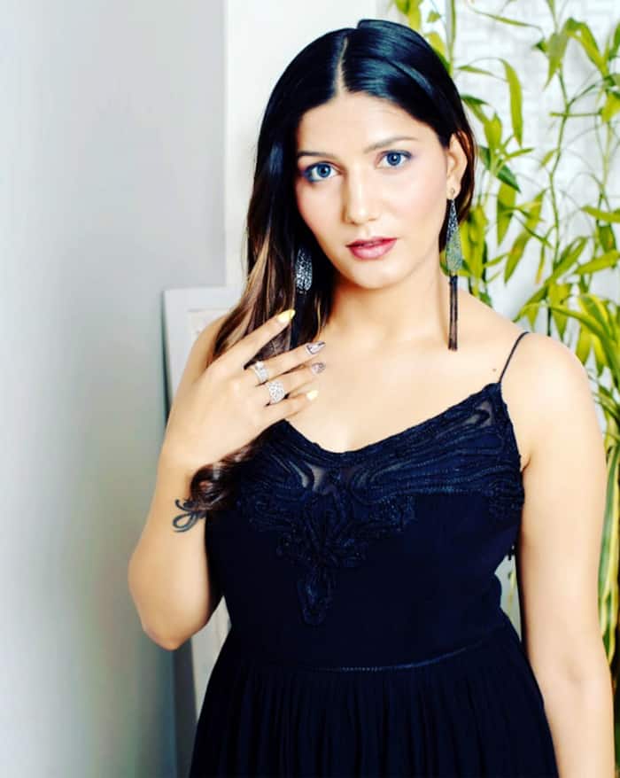 Sapna Choudhary Flaunts Sexy Thumkas on Teri Aakhya Ka Yo Kajal