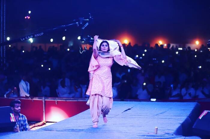 Sapna Choudhary Flaunts Her Desi Thumkas During Stage Show
