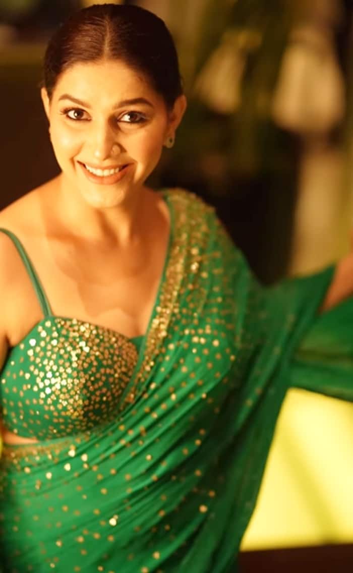 Sapna Choudhary Sizzles in Hot Green Blouse And Matching Saree, Pics