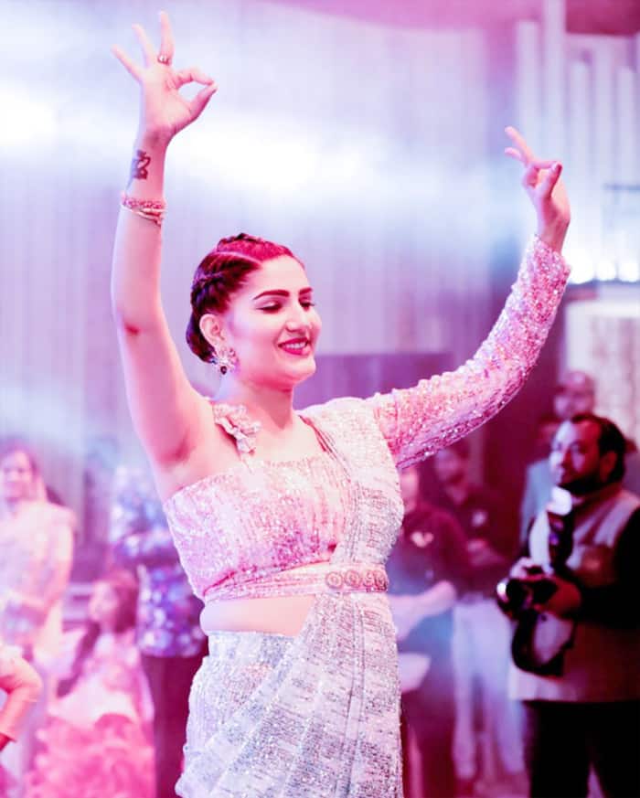Sapna Choudhary Flaunts Her Sexy Thumkas In Stylish Shimmery Green ...