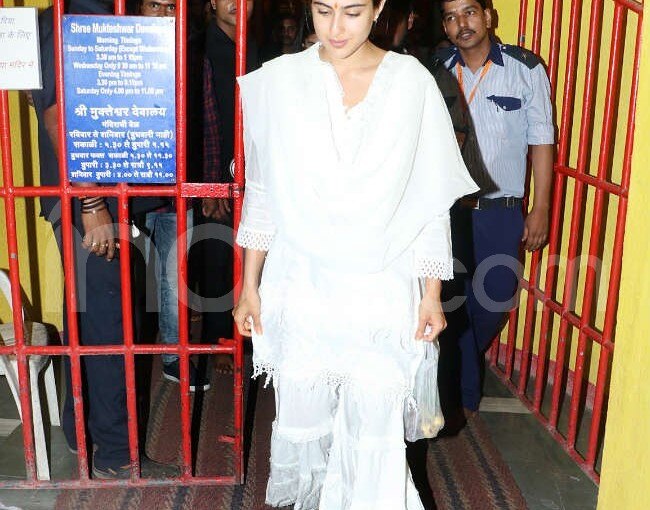 Sara Ali Khan and mom at Shani Temple