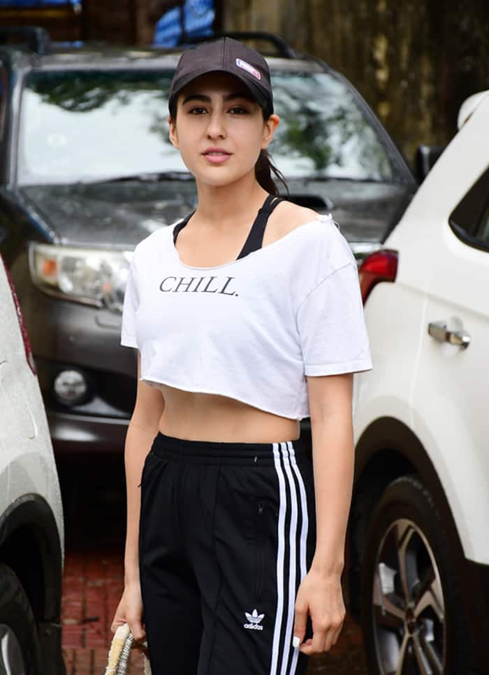 Sara Ali Khan Flaunts Washboard Abs in Gym Tracks And Sexy Crop Top ...