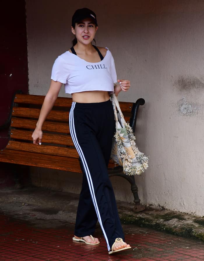 Sara Ali Khan Flaunts Washboard Abs in Gym Tracks And Sexy Crop Top ...
