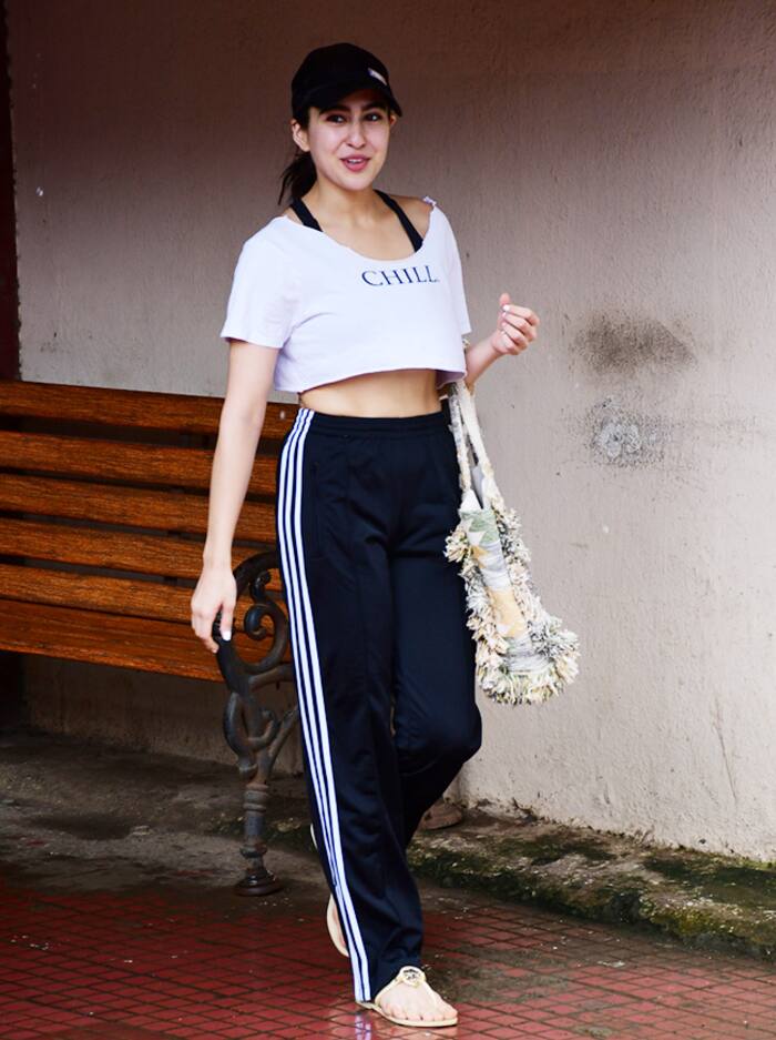 Sara Ali Khan Flaunts Washboard Abs in Gym Tracks And Sexy Crop Top ...