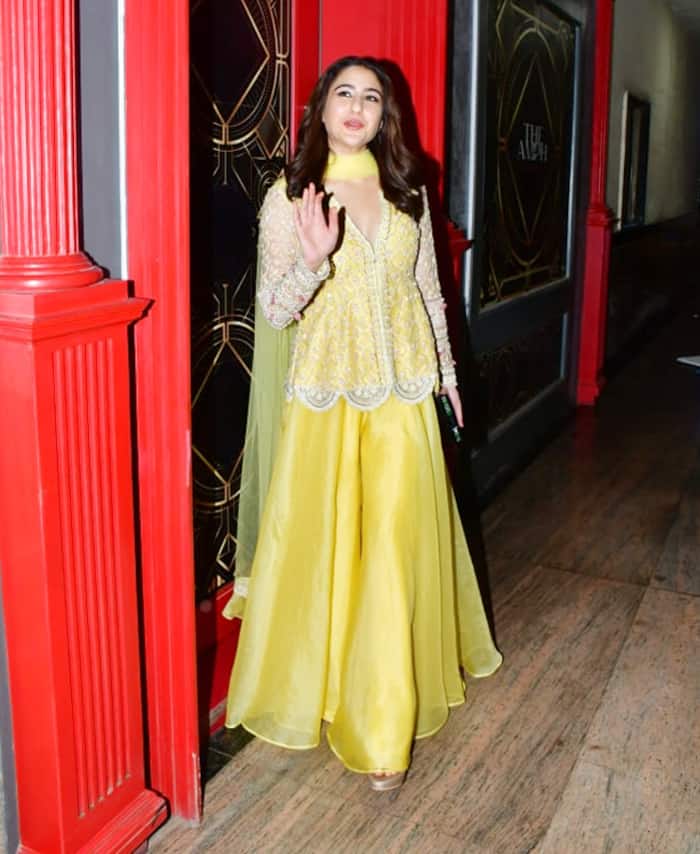 Sara Ali Khan Makes The Hearts go 'Tu Hai Toh Mujhe Phir Aur Kya Chahye ...