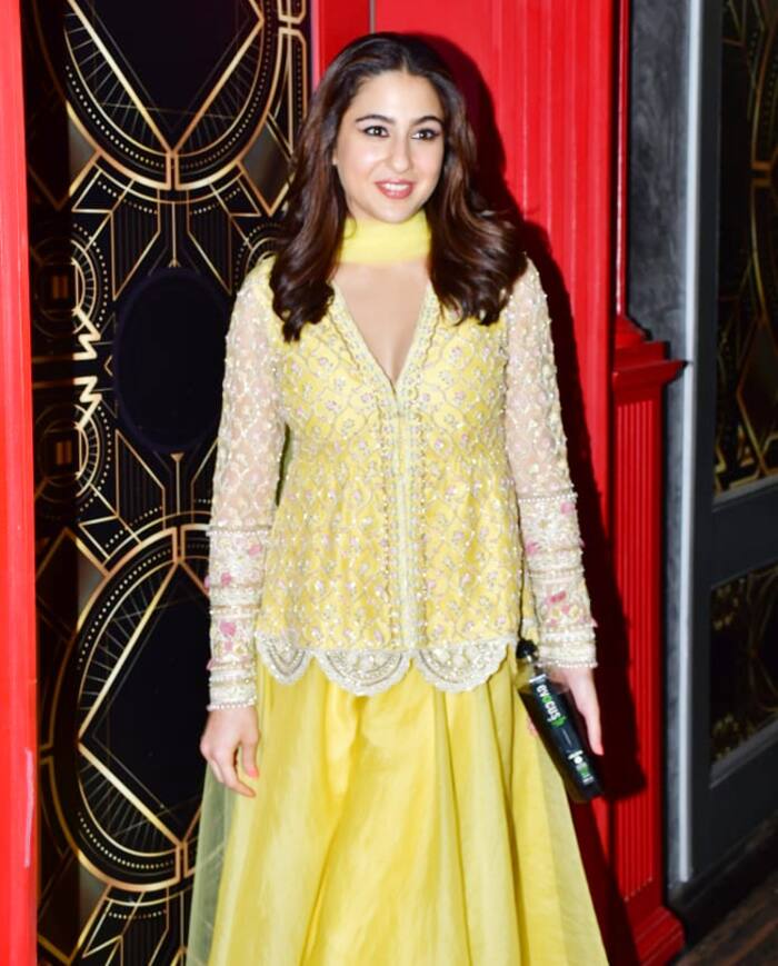 Sara Ali Khan Makes The Hearts go 'Tu Hai Toh Mujhe Phir Aur Kya Chahye ...