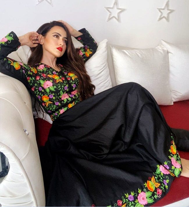 Sara Khan Wears Black Crop Top And Skirt