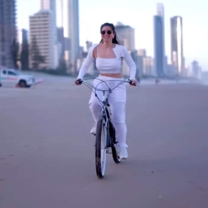 Sara Tendulkar slays on a bicycle in Australia, makes a casual day look ...