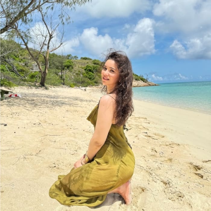 Sara Tendulkar breaks the internet with her hot and stunning beach ...