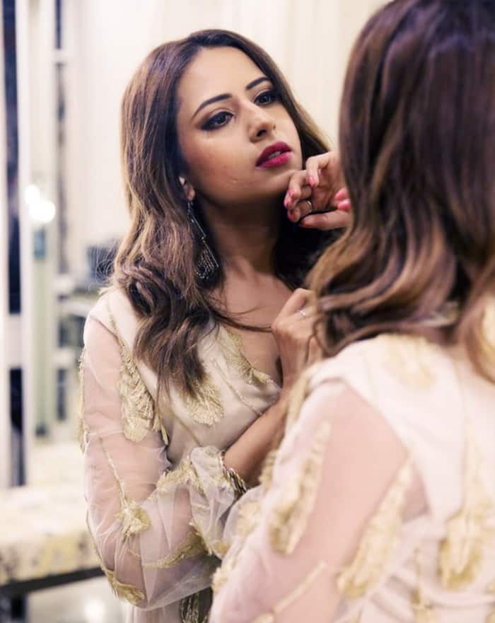 Pollywood sensation Sargun Mehta proves she is self obsessed