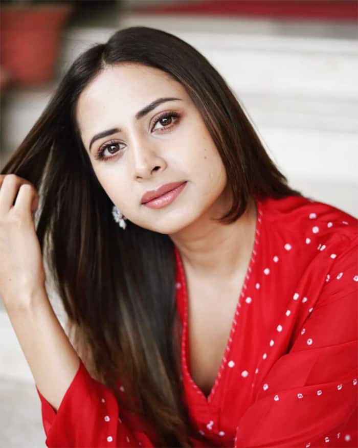 Sargun Mehta is an Ethnic Fashion Dream in Simple Red Suit| See Photos